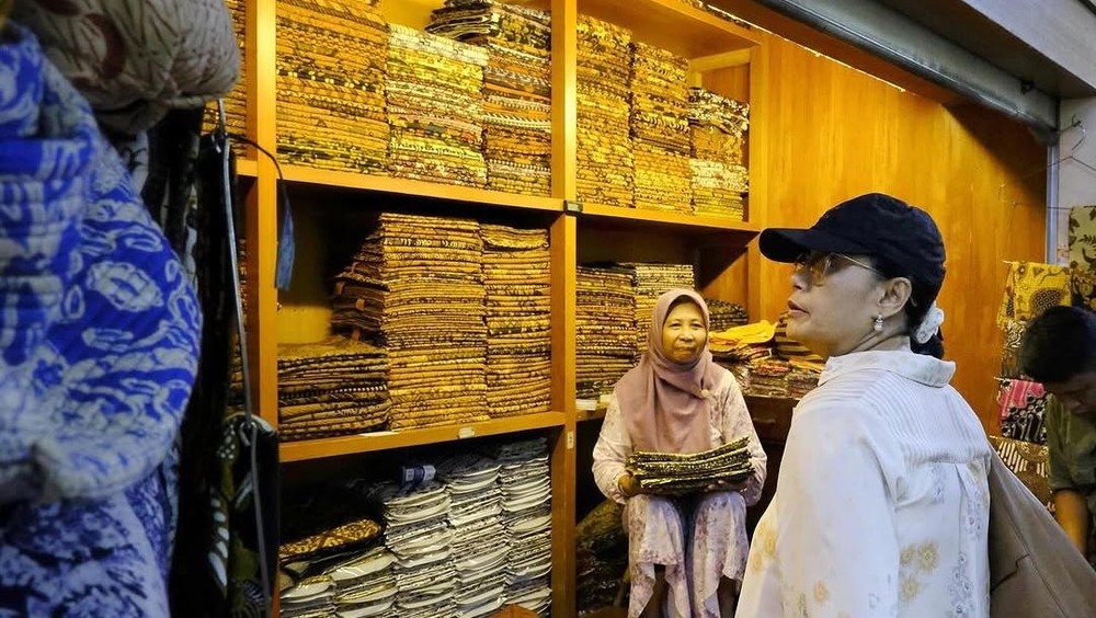 Sri Mulyani Borong Batik di Pasar Klewer! - Kaltimtuntas